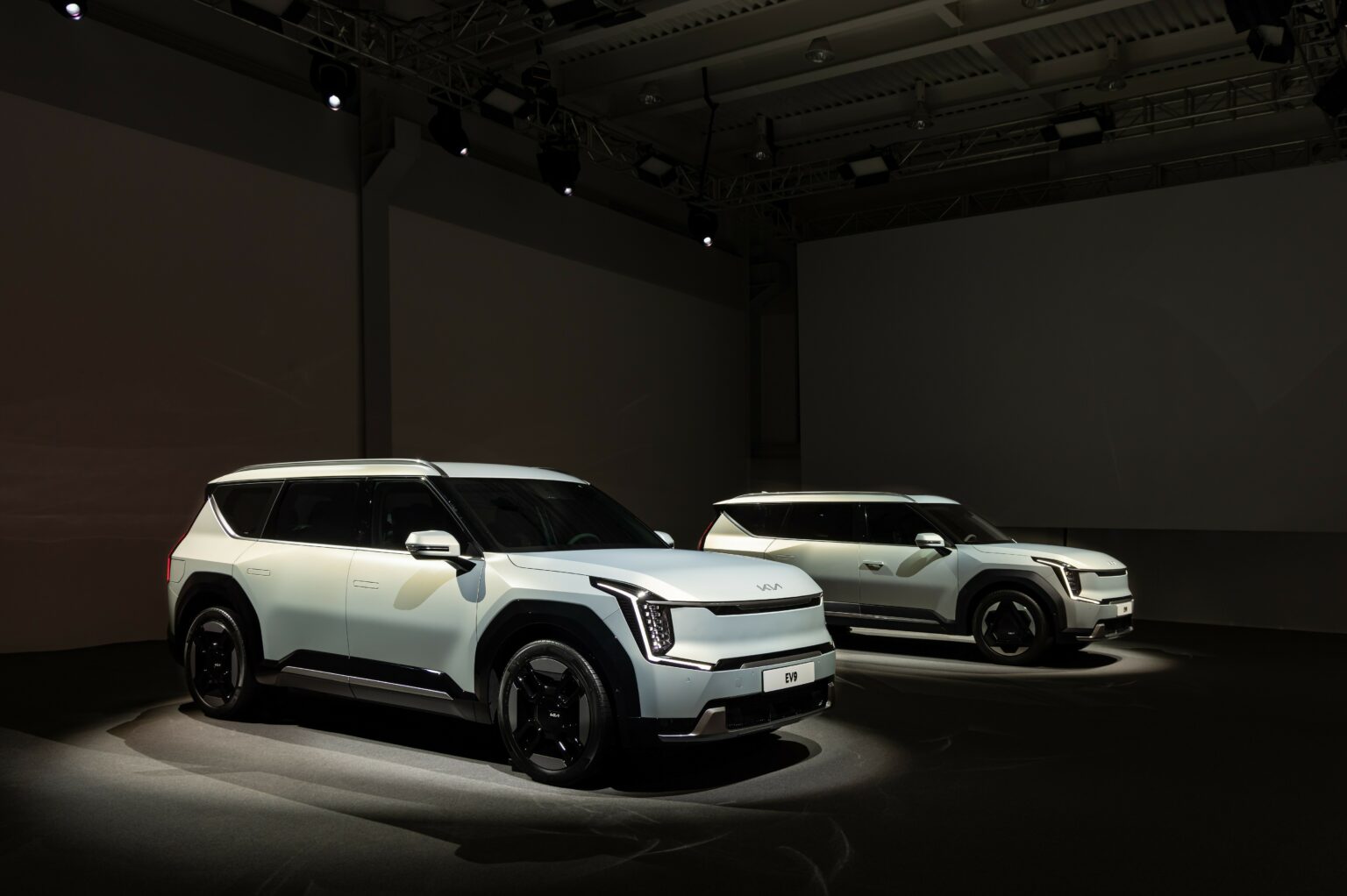 2024 Kia EV9 SUV Debuts With Concept Looks, Swiveling Seats And 3rd Row ...