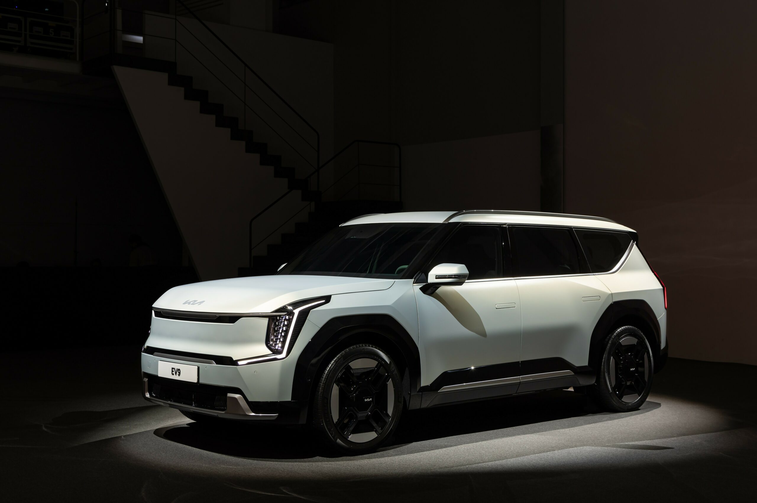 2024 Kia EV9 SUV Debuts With Concept Looks, Swiveling Seats And 3rd Row ...