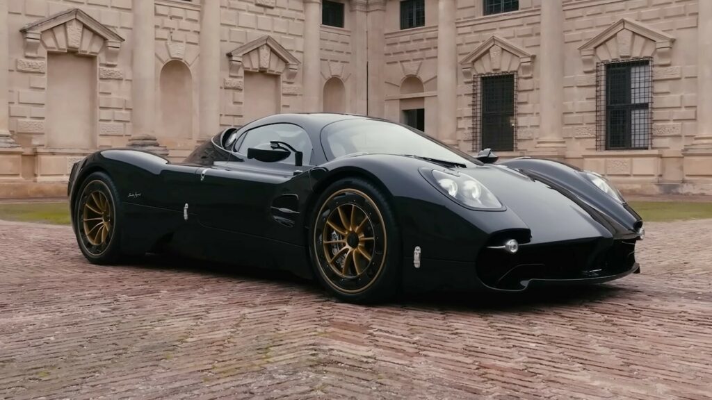 Watch A Black Pagani Utopia Roam Narrow Streets Of A Medieval Italian ...