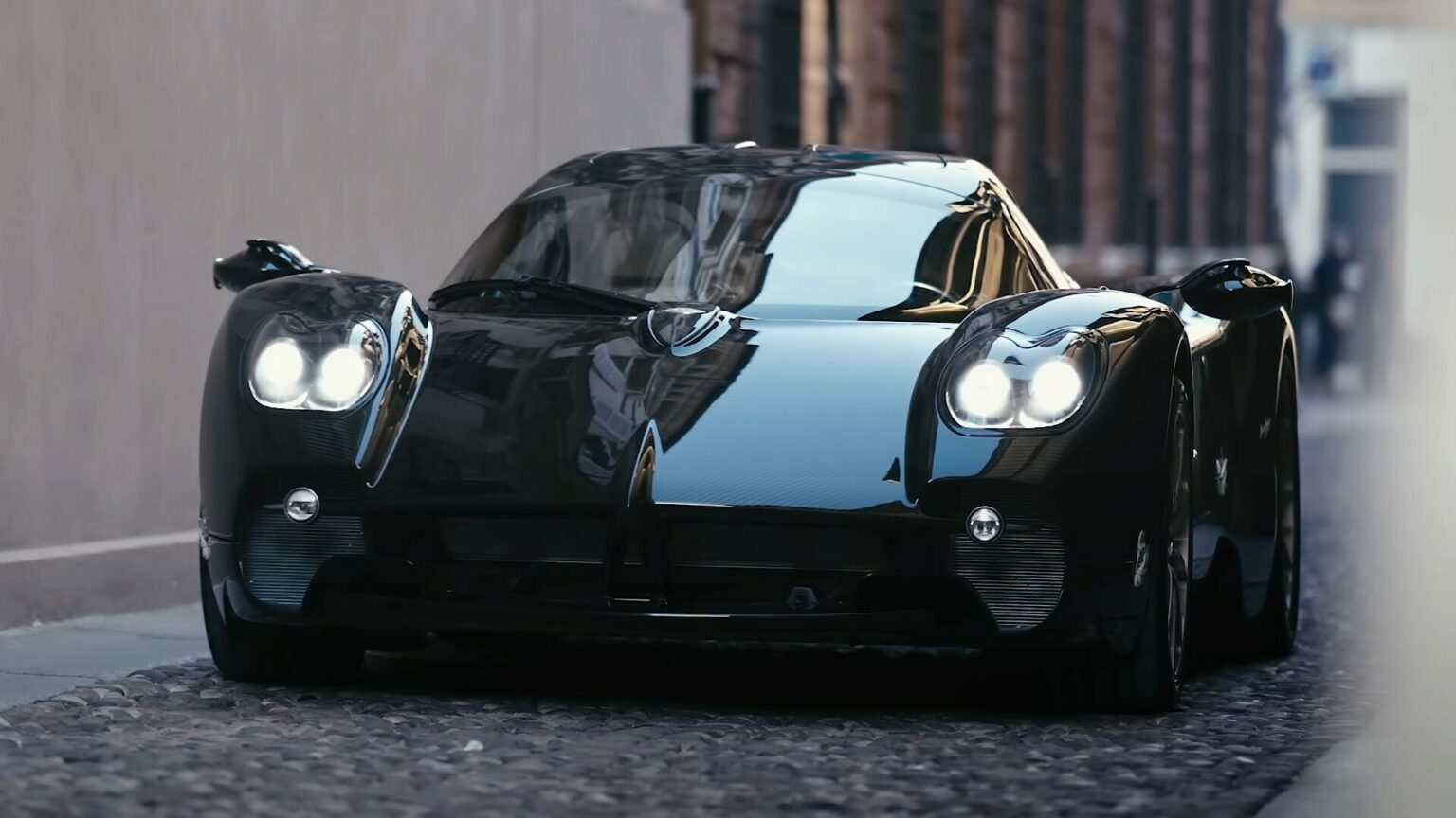 Watch A Black Pagani Utopia Roam Narrow Streets Of A Medieval Italian ...