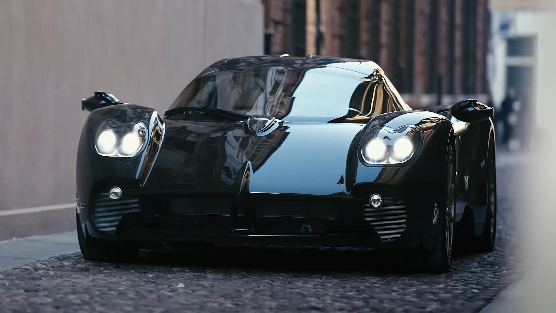 Watch A Black Pagani Utopia Roam Narrow Streets Of A Medieval Italian ...