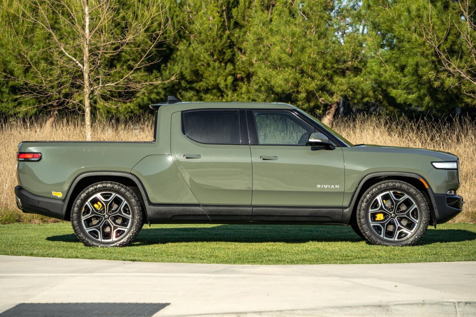 Rivian R1T With A Hidden Bed TV Is The Ultimate Tailgate Vehicle ...
