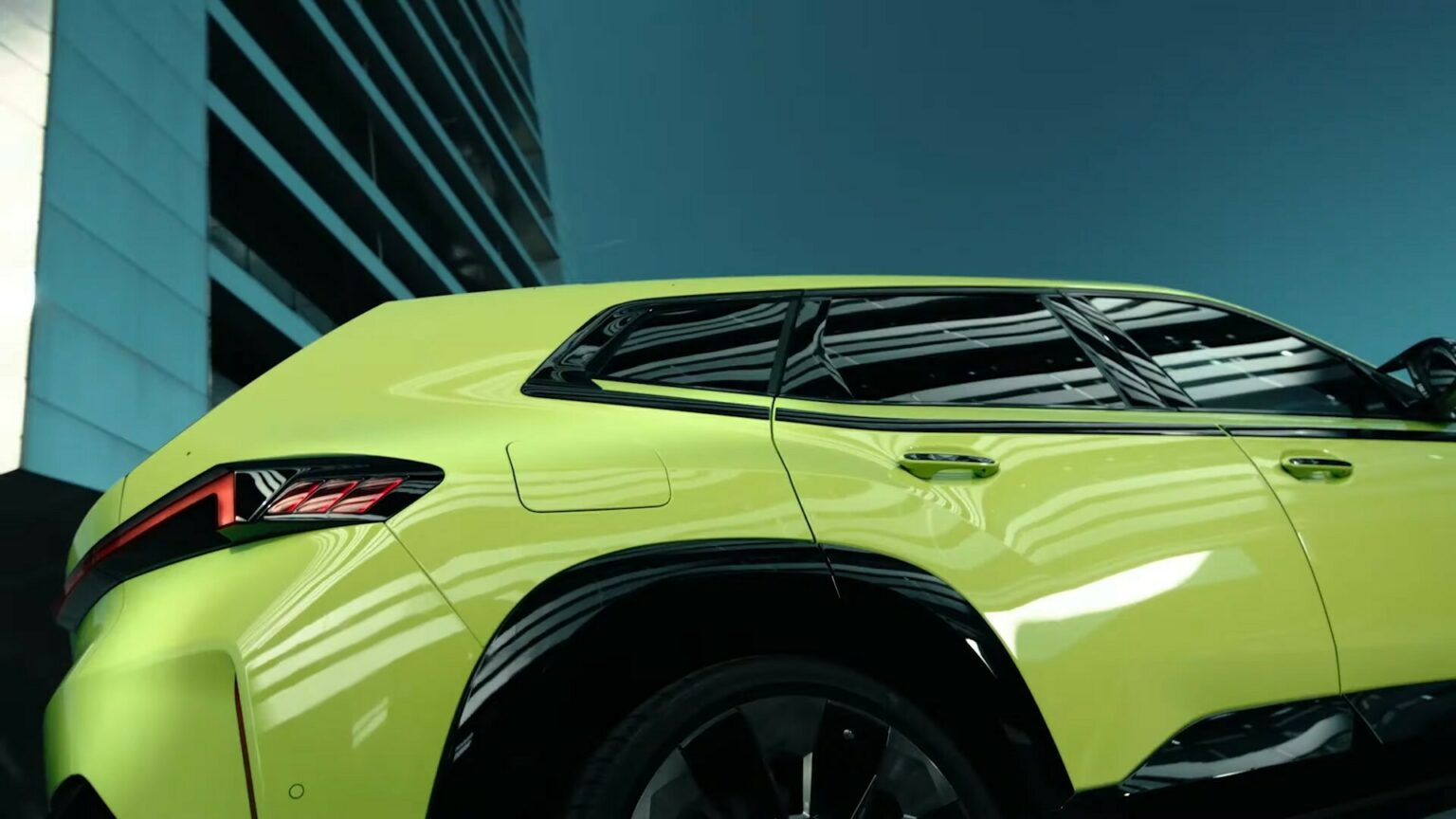 Base BMW XM 50e Makes Surprise Appearance, Offers Up To 52 Miles Of ...