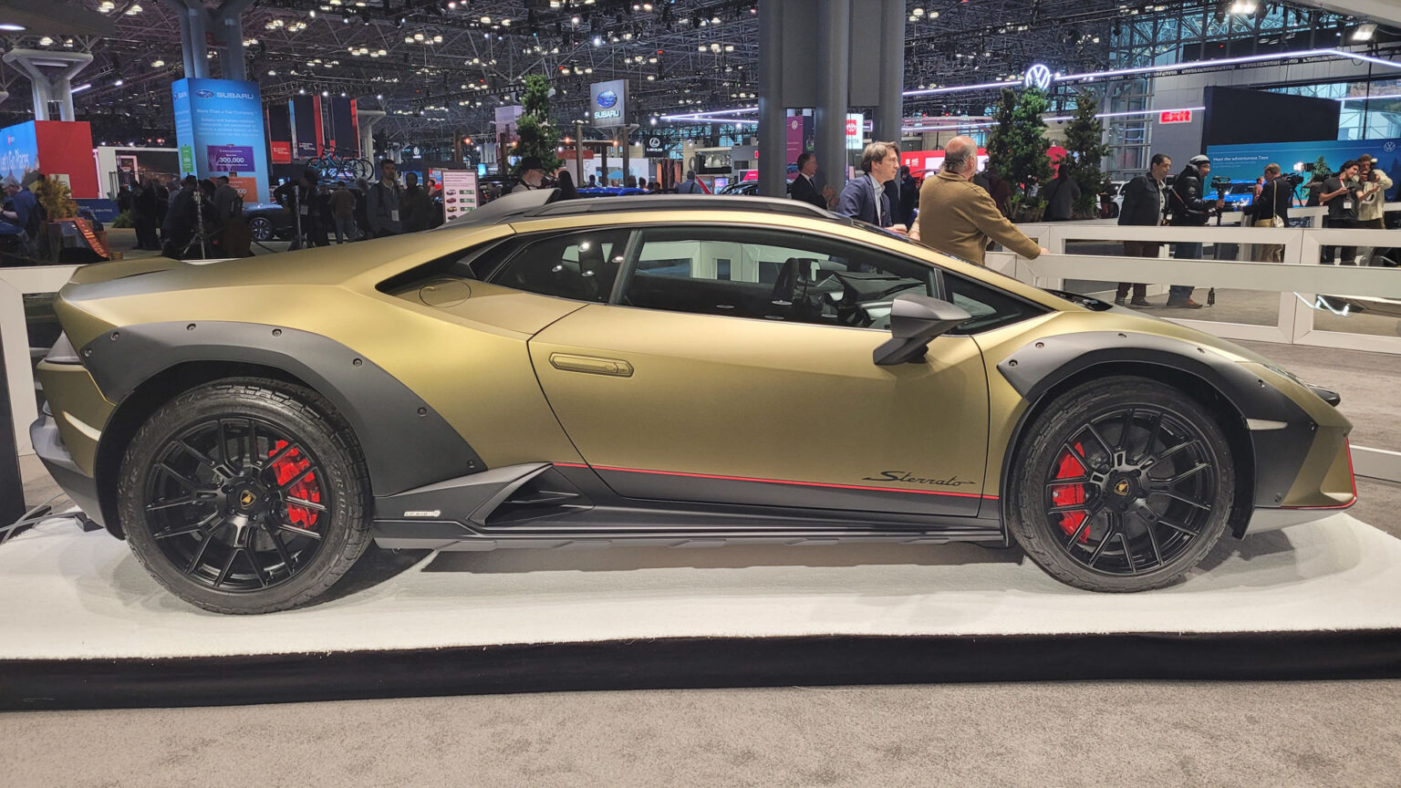 Huracan Sterrato Vs Urus Performante: Which Gets Your Dirt-Road ...