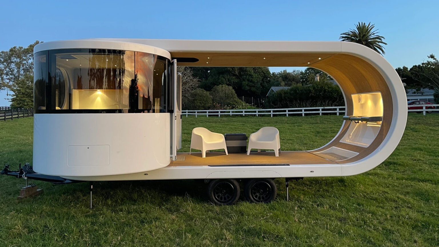 Romotow T8 Is A Futuristic Caravan That Swivels Like A Giant USB Stick ...