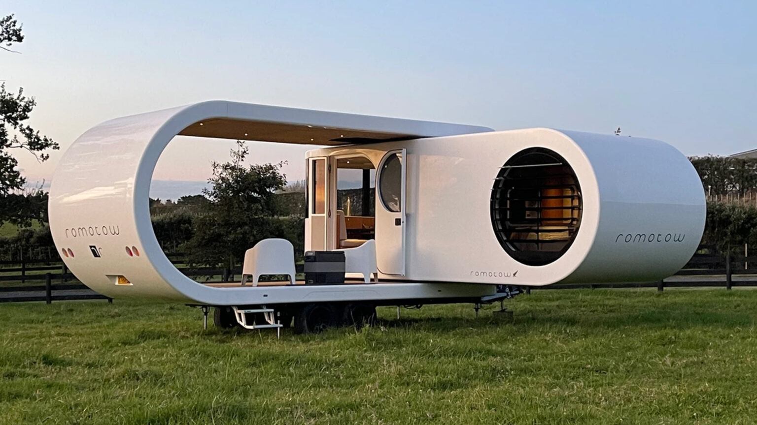 Romotow T8 Is A Futuristic Caravan That Swivels Like A Giant USB Stick ...
