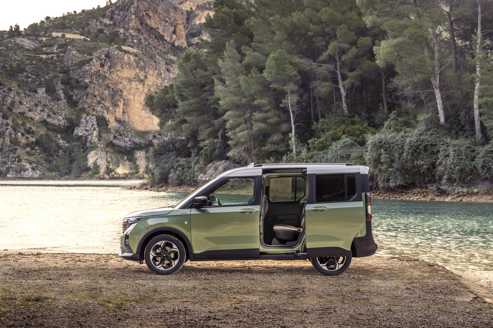 New Ford Tourneo Courier Debuts With Rugged Active Trim, ICE, And EV ...