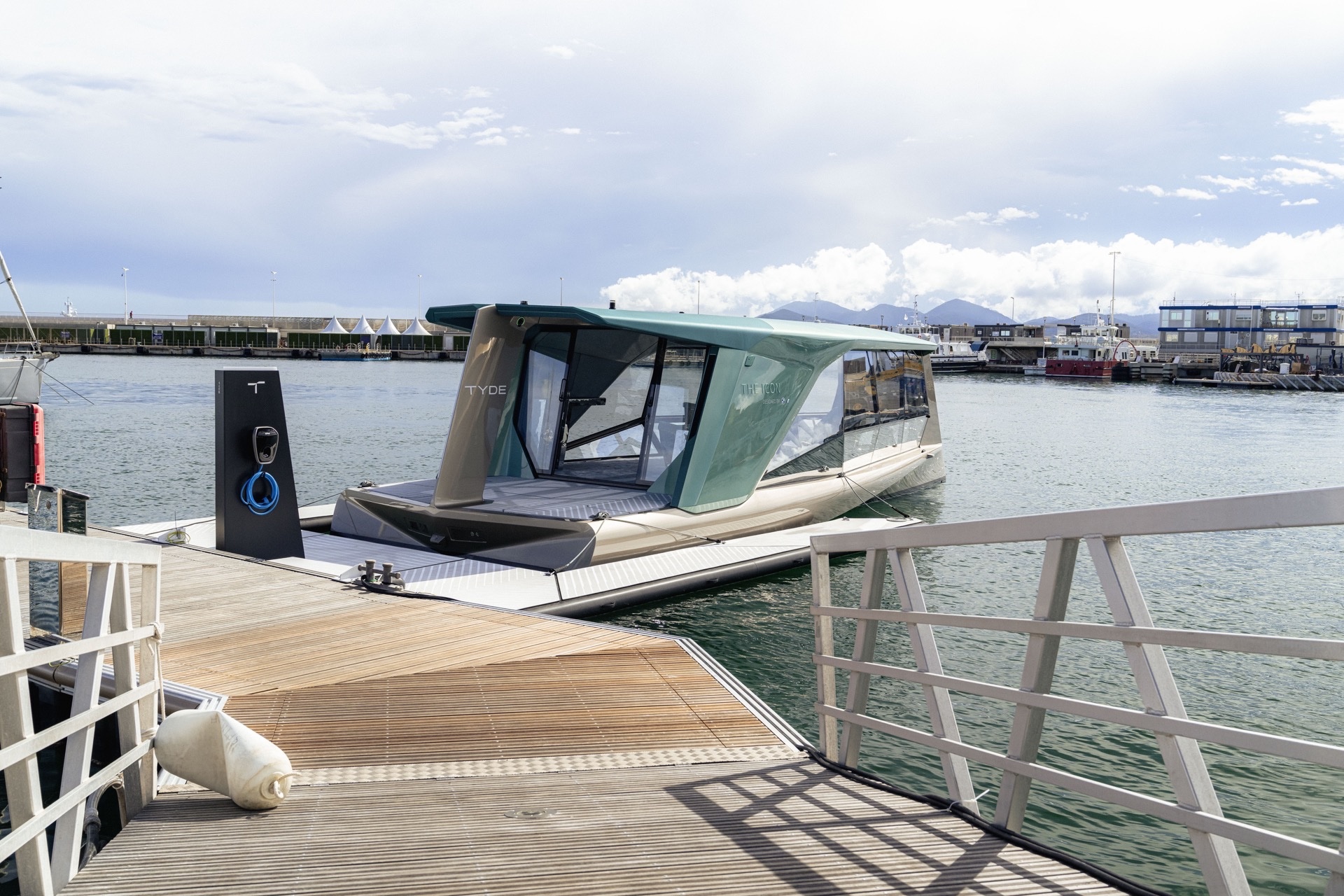 BMW i-Powered Electric Boat ‘The ICON’ Takes Car-Inspired Luxury To A ...