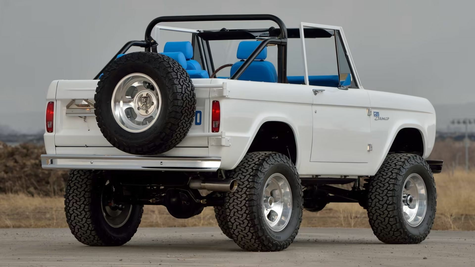 Classic Ford Bronco Restomod Blends Vintage Beauty With Modern Coyote ...
