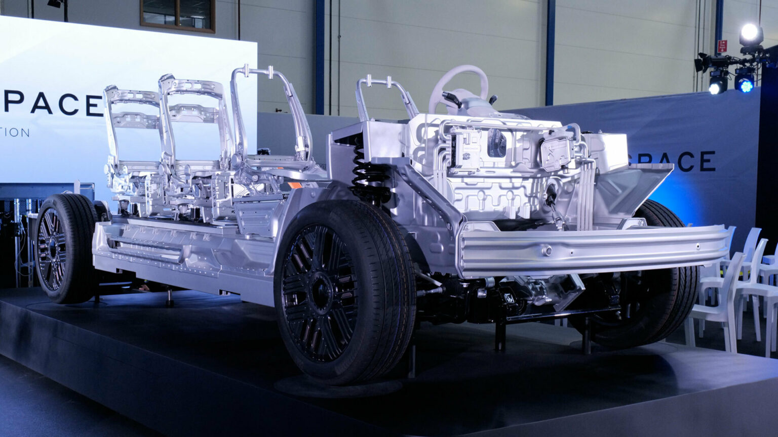 Taxi Firm LEVC Unveils New SOA Platform Developed With Geely, Wants To ...