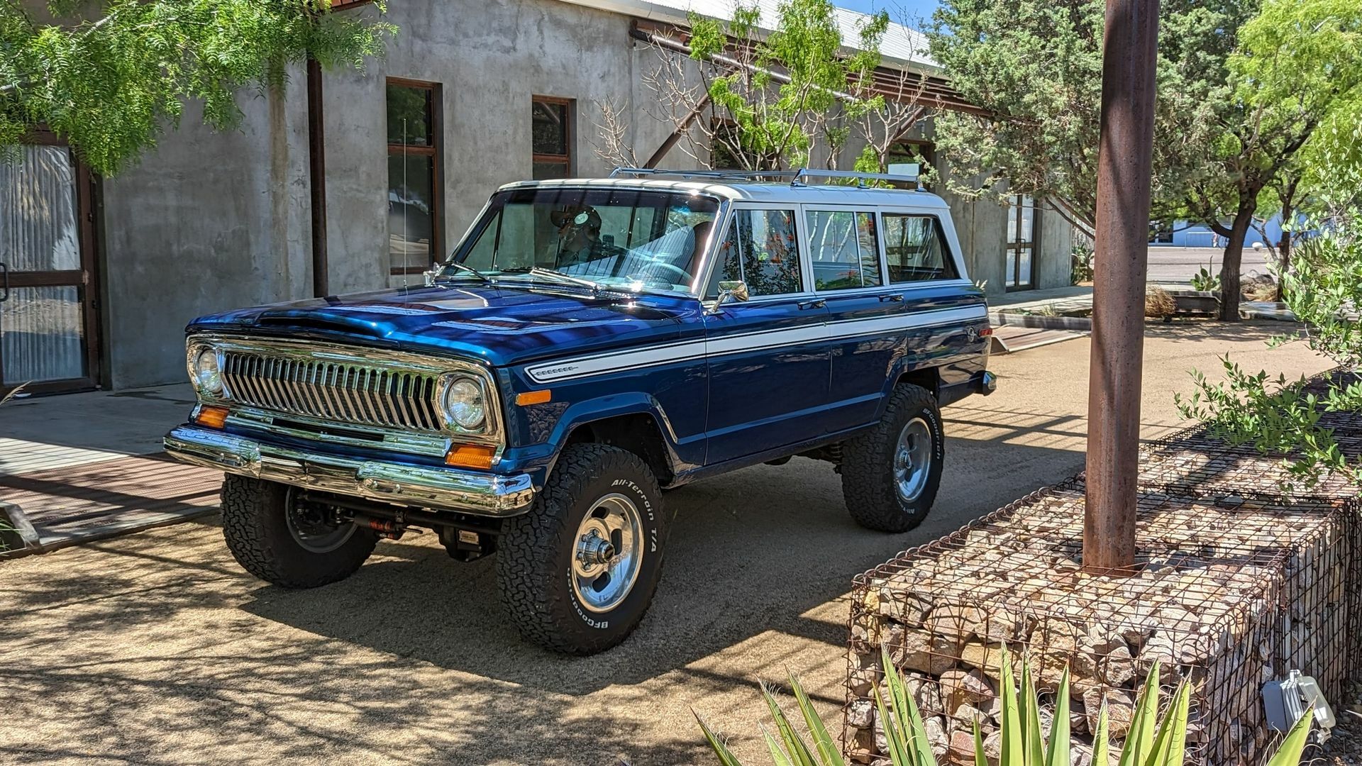 Restomodded 1977 Jeep Cherokee S Transformed With Modern Hemi V8 ...