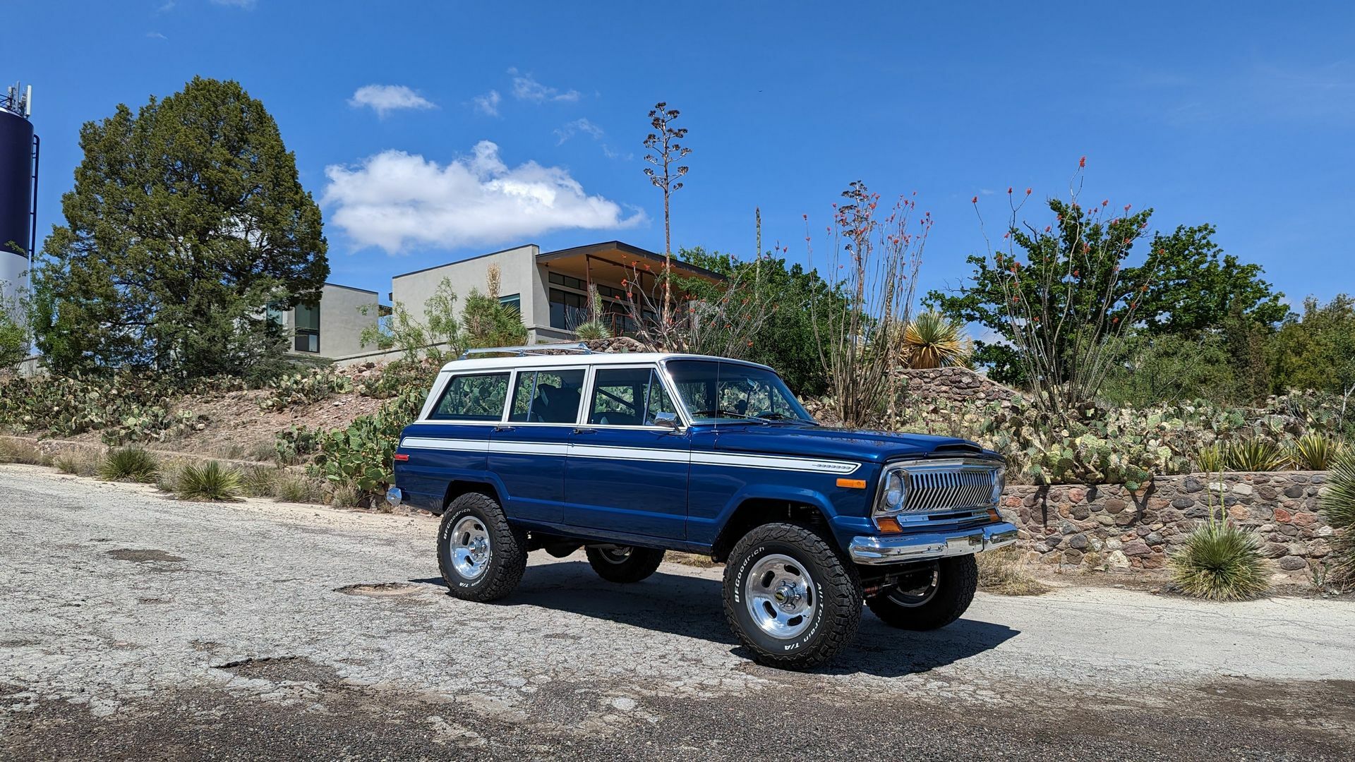 Restomodded 1977 Jeep Cherokee S Transformed With Modern Hemi V8 ...