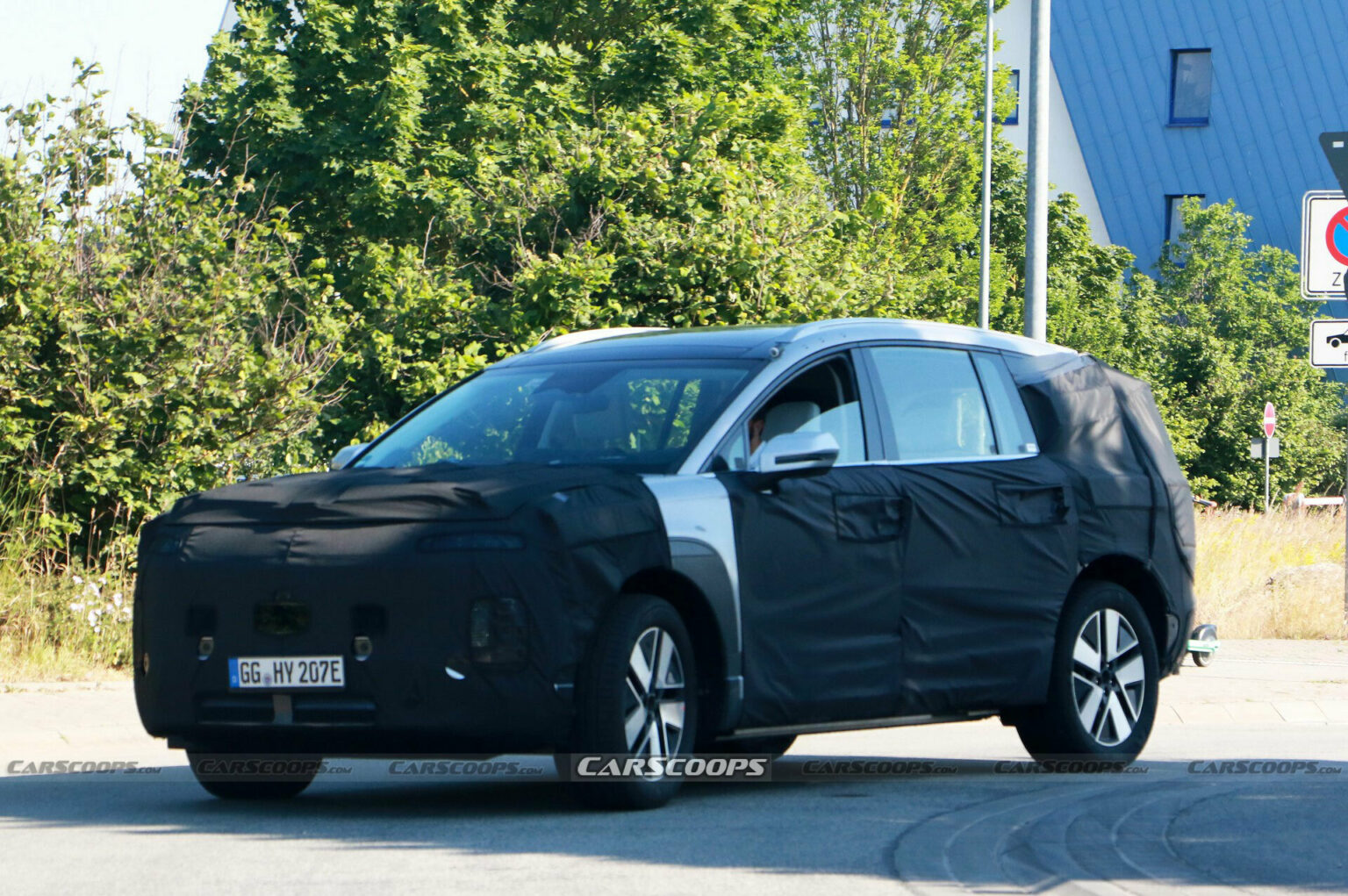 Three-Row Hyundai Ioniq 7 EV Spied As The Kia EV9’s Counterpart | Carscoops
