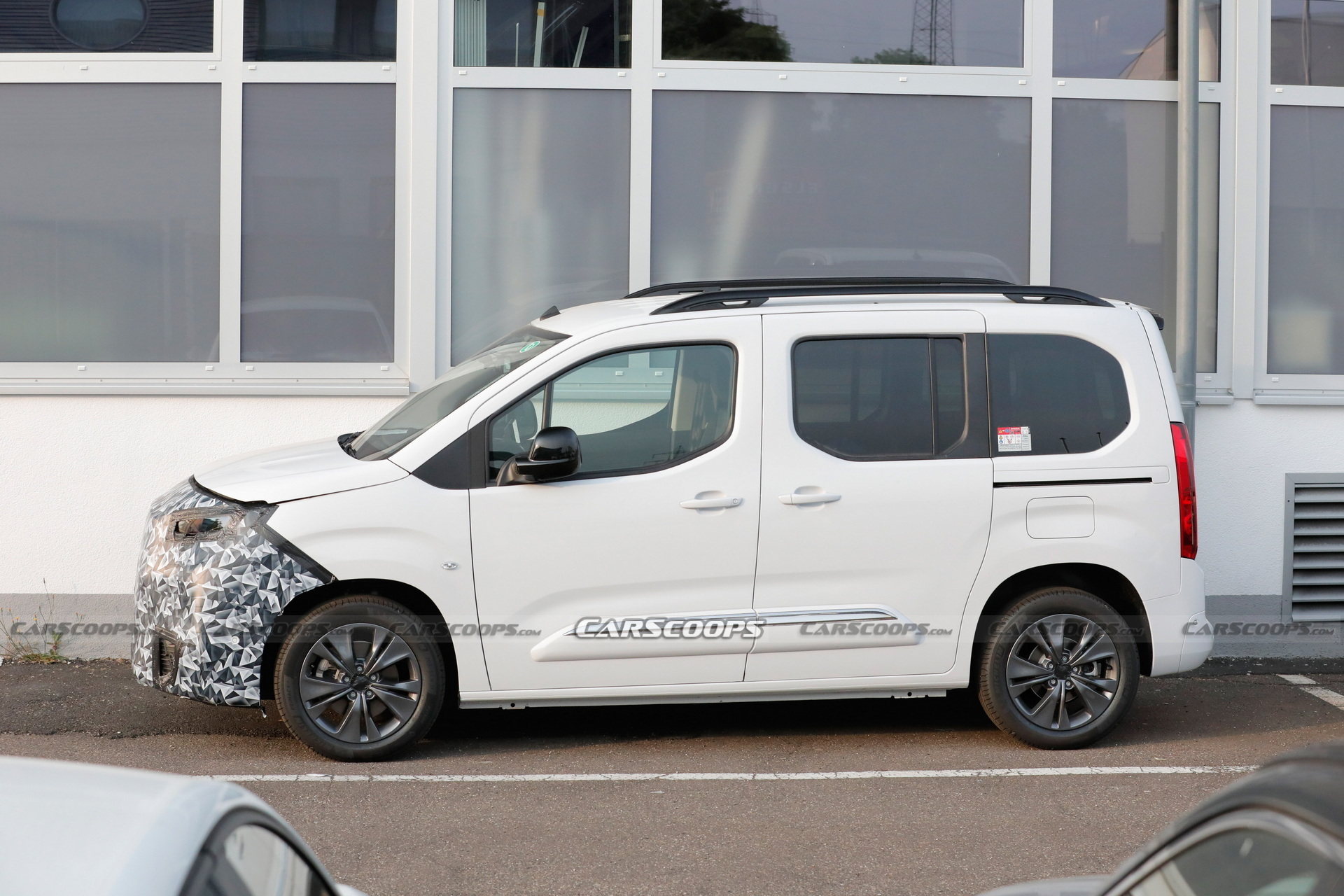 The Combo-e Life Electric Minivan Will Soon Get The Opel Visor ...