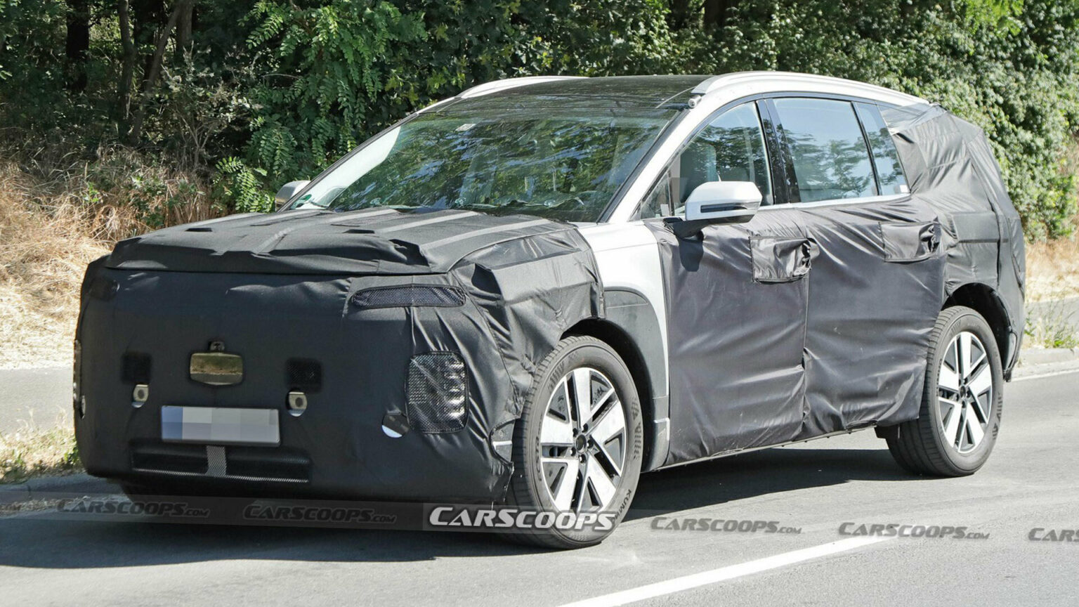 Hyundai Ioniq 7 Spied As A Swoopy Take On The Kia EV9 | Carscoops