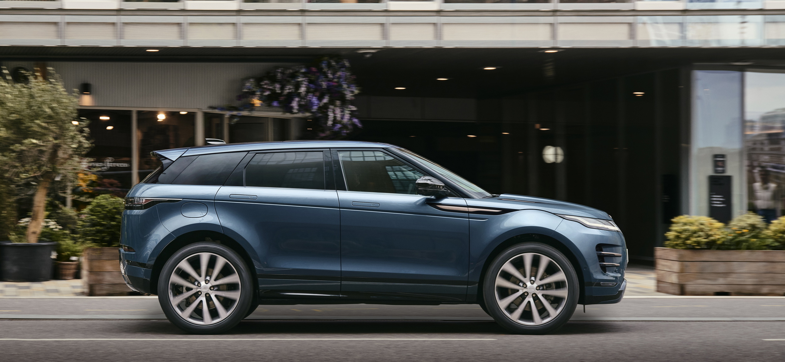 2024 Range Rover Evoque Has Fancy LEDs And New Interior Tech | Carscoops