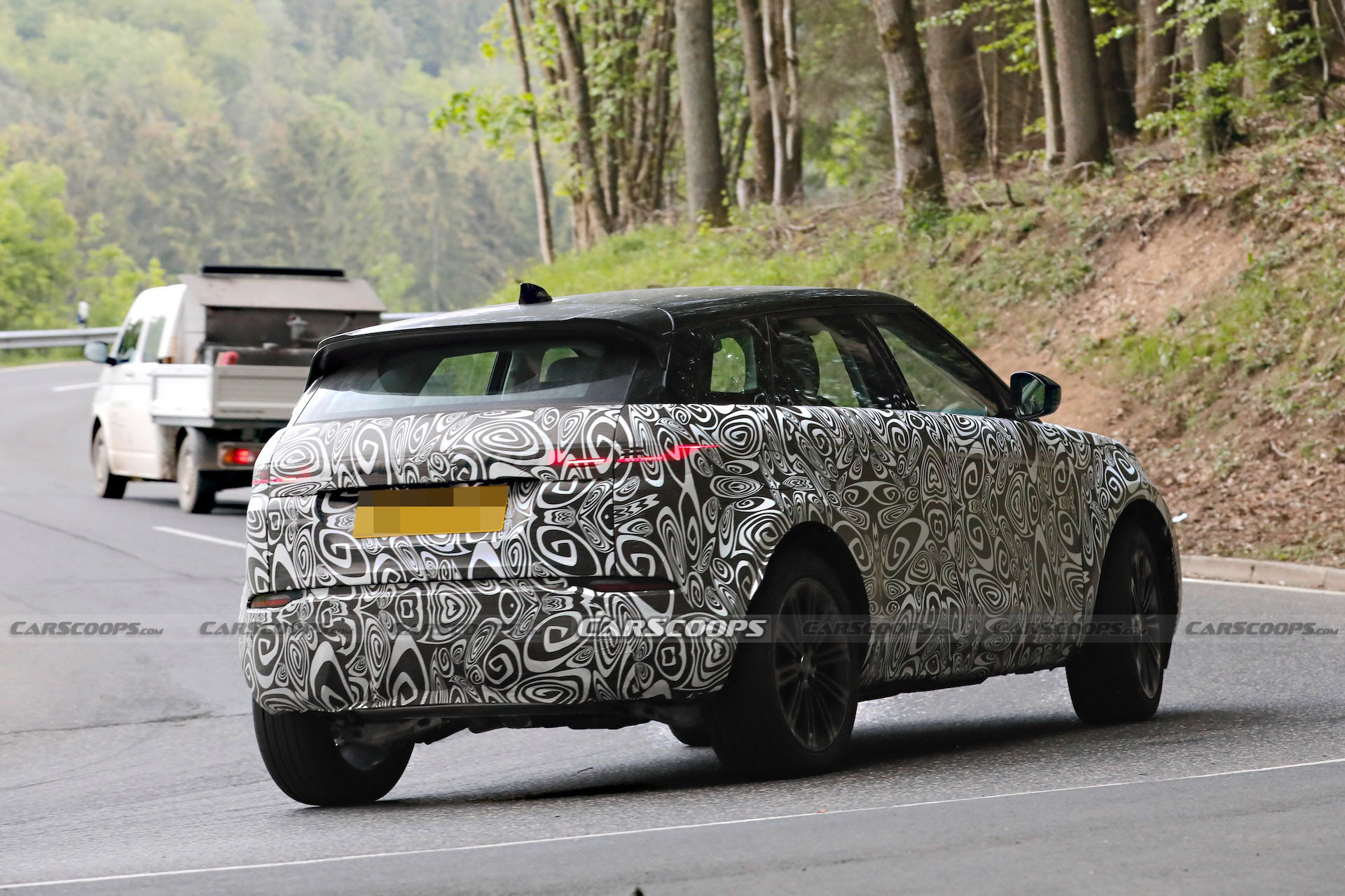 Facelifted Range Evoque Spied Wearing Big Brother’s Grille | Carscoops