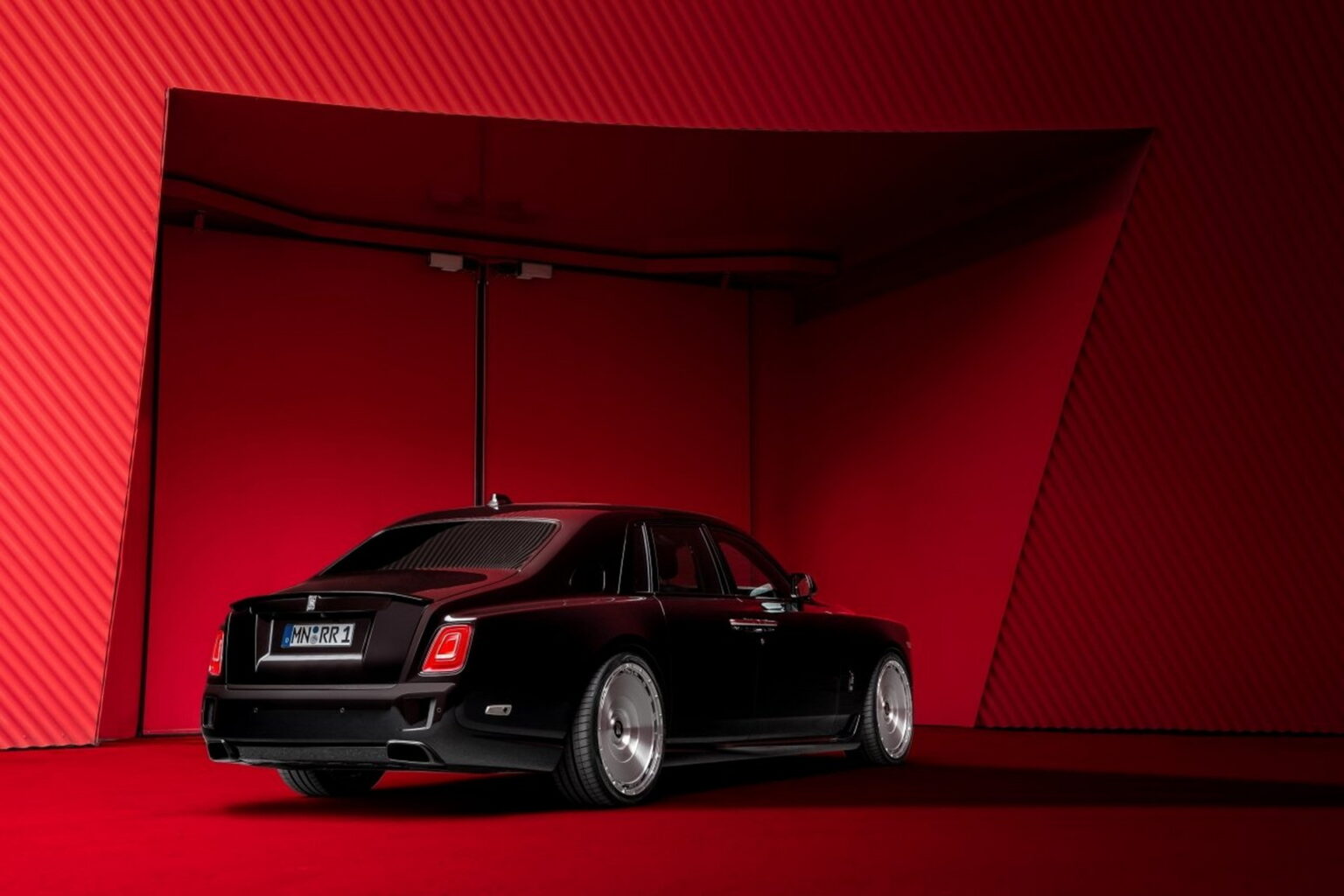 Spofec’s Rolls-Royce Phantom Looks Wicked Hot On King-Sized Disc Wheels ...