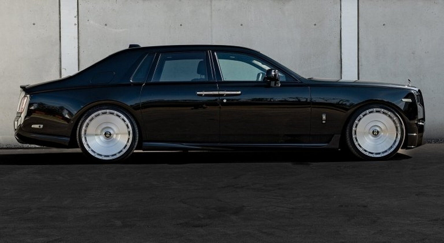 Spofec’s Rolls-Royce Phantom Looks Wicked Hot On King-Sized Disc Wheels ...