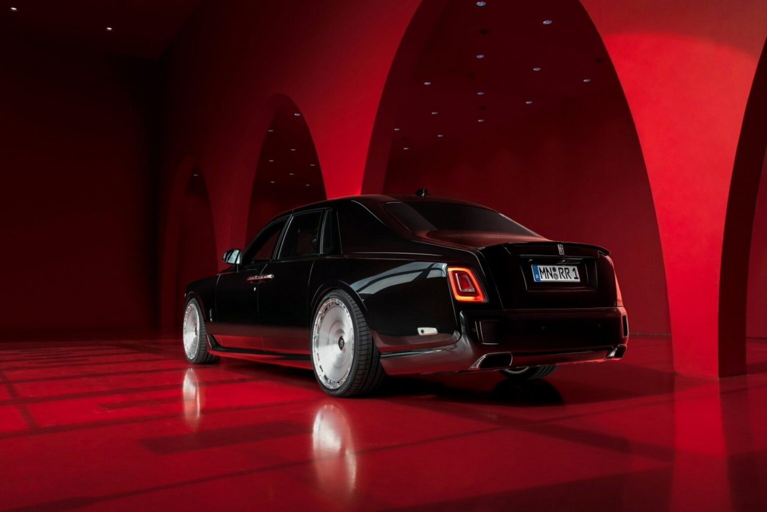 Spofec’s Rolls-Royce Phantom Looks Wicked Hot On King-Sized Disc Wheels ...