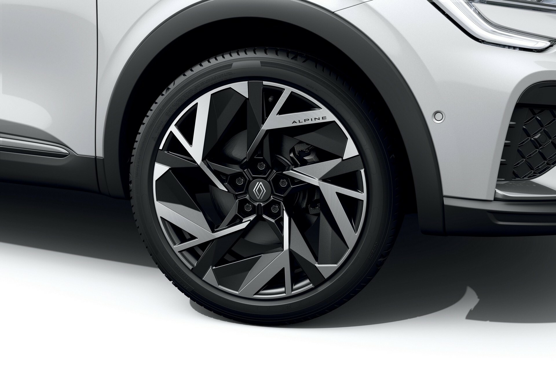 Facelifted Renault Arkana Debuts With Subtle Changes And Fancy Esprit ...