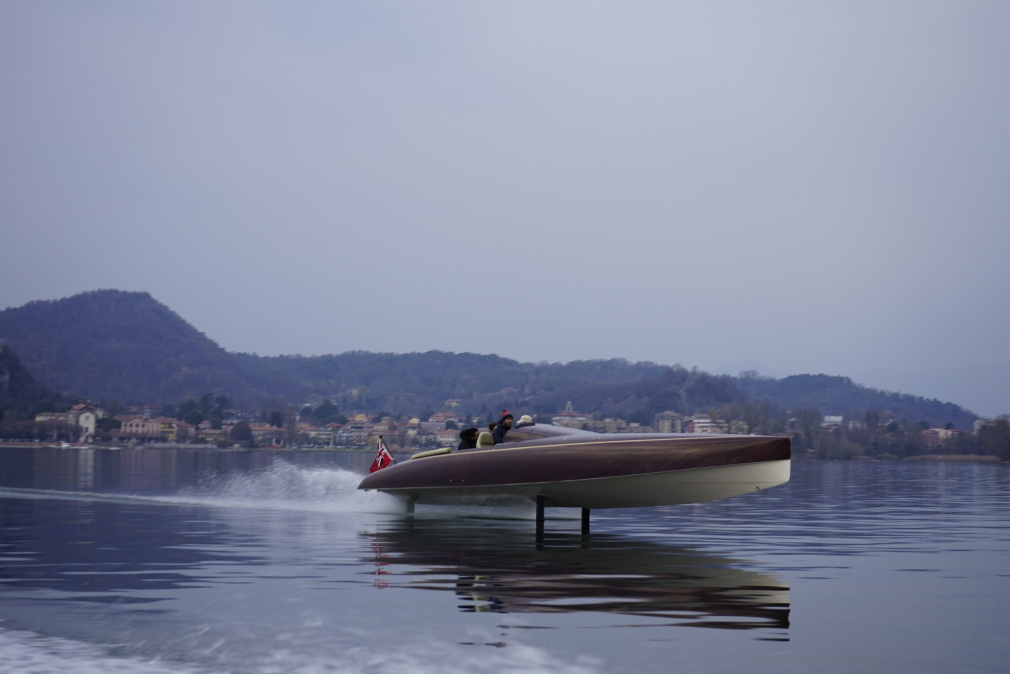 This Luxury Electric Flying Boat Is The First Of Its Kind To Offer 100 ...