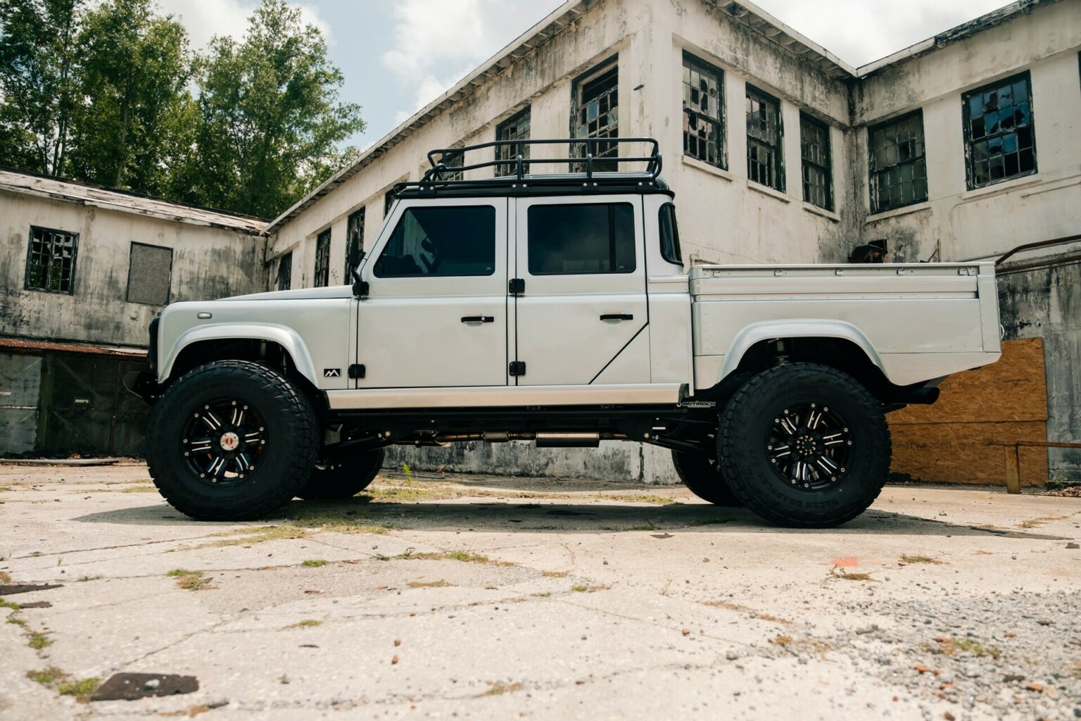 Himalaya 4×4’s Land Rover Defender 130 Restomod Ticks All The Boxes ...