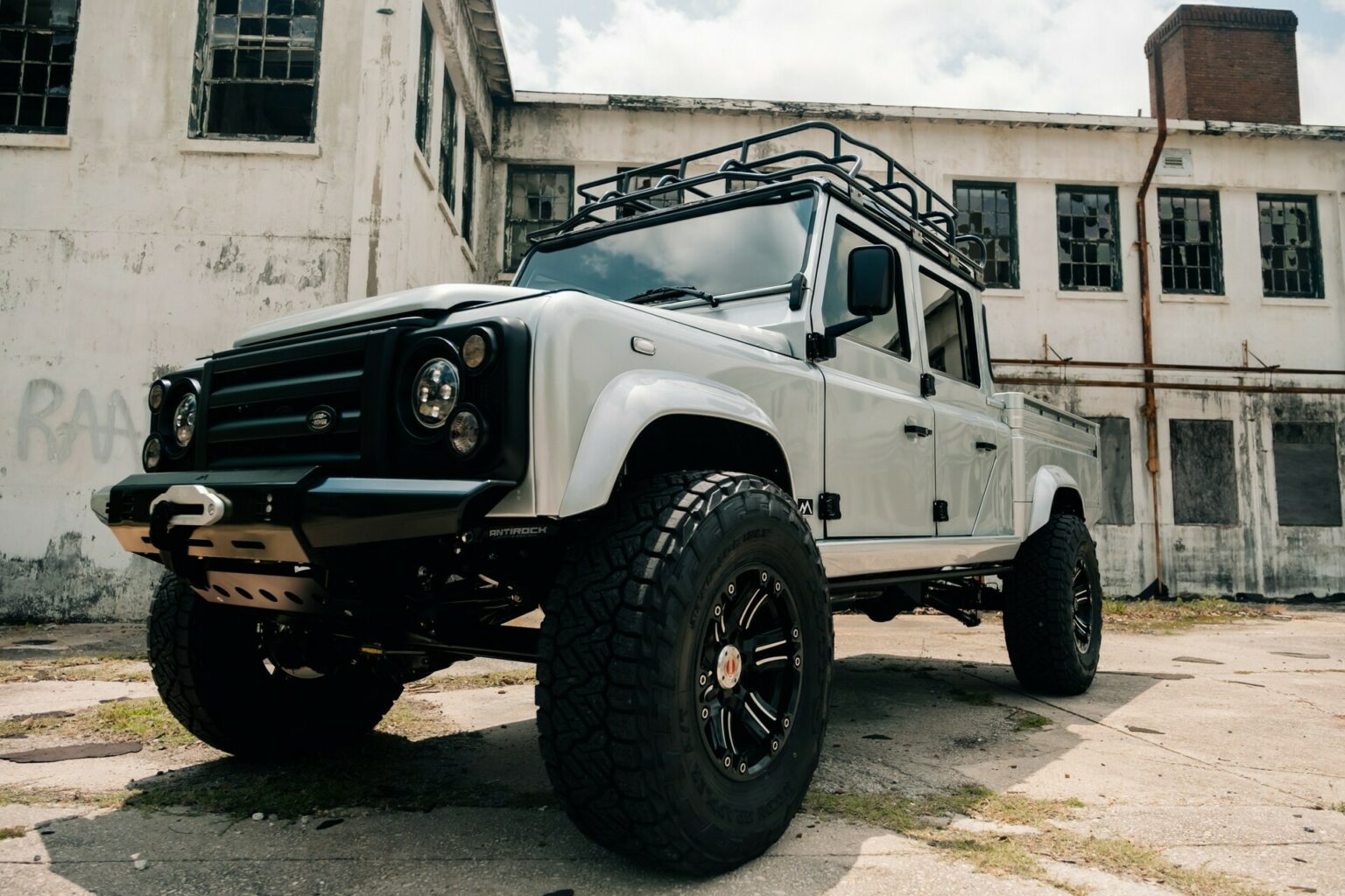 Himalaya 4×4’s Land Rover Defender 130 Restomod Ticks All The Boxes ...