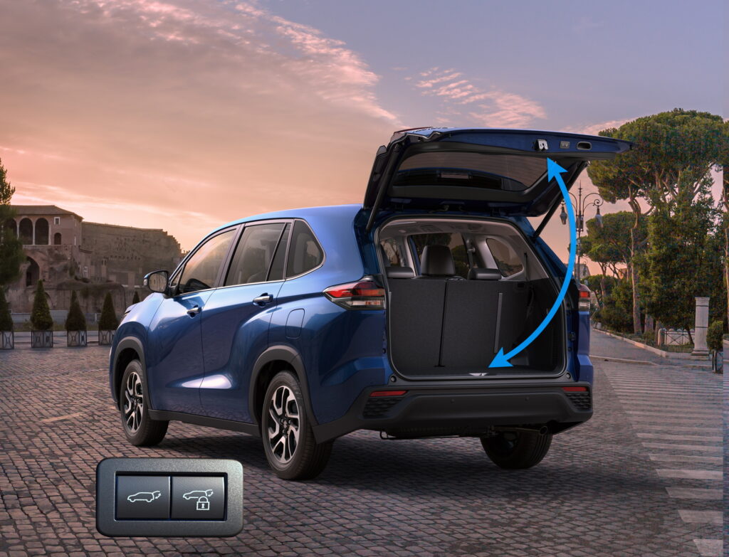 Suzuki Invicto Hybrid Minivan Is A Rebadged Toyota Innova Zenix For ...