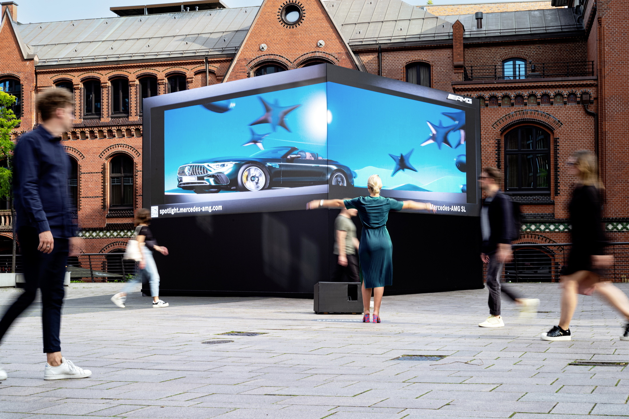Mercedes-AMG SL 3D Billboard Interacts With Your Clothing And Gestures ...