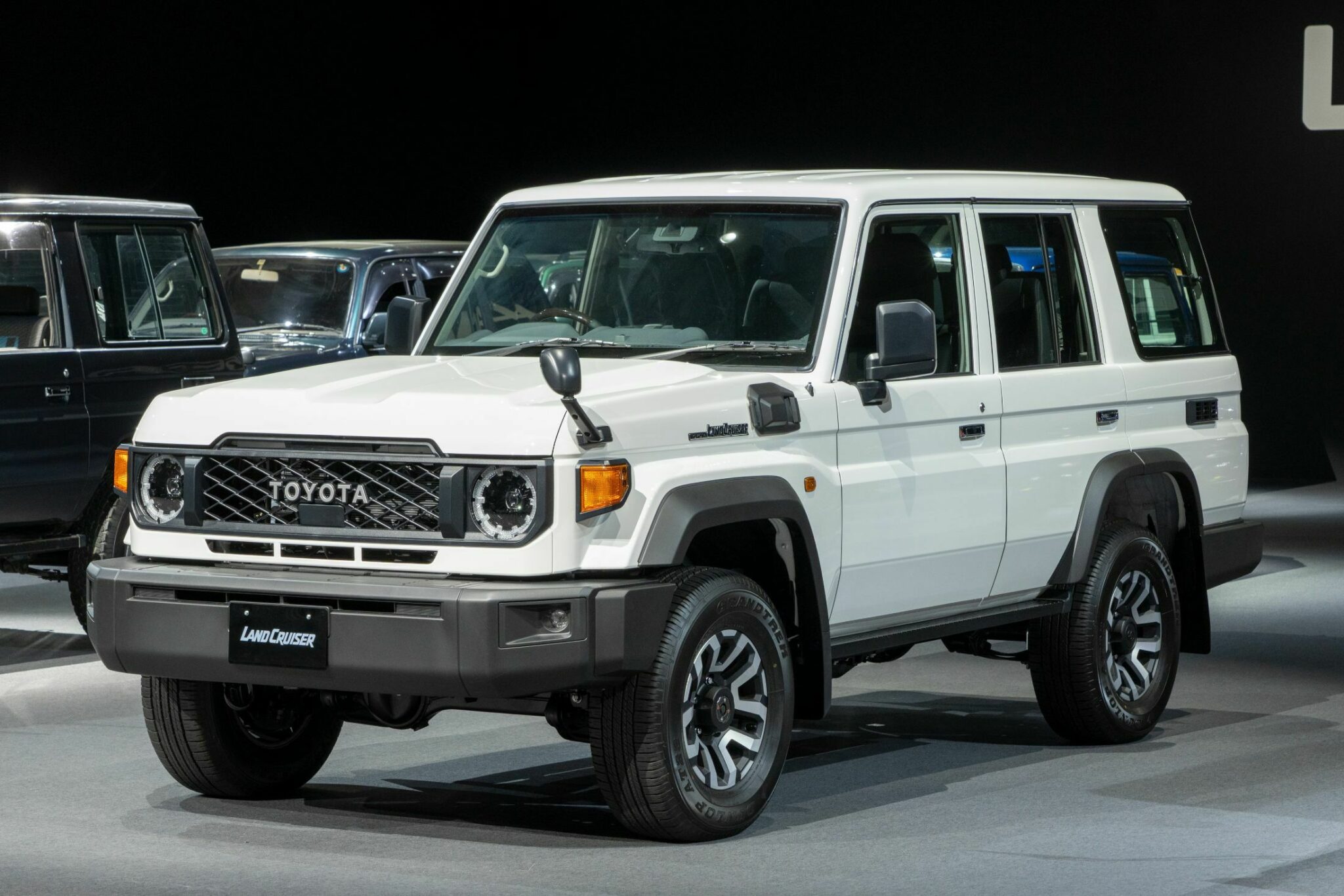 Nearly 40-Year-Old Toyota Land Cruiser 70 Series Gets Upgraded With ...