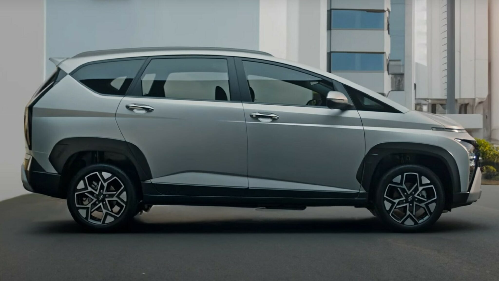 Hyundai Stargazer X Is A Budget Crossover Minivan With Futuristic Looks ...