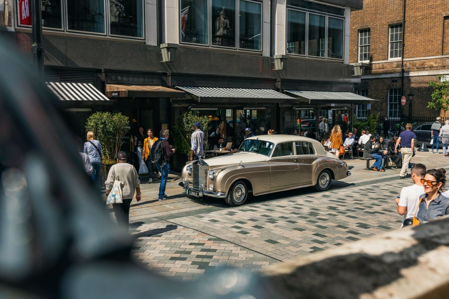 Lunaz Transforms 1960 Rolls-Royce Silver Cloud II Into An EV For Hotel ...