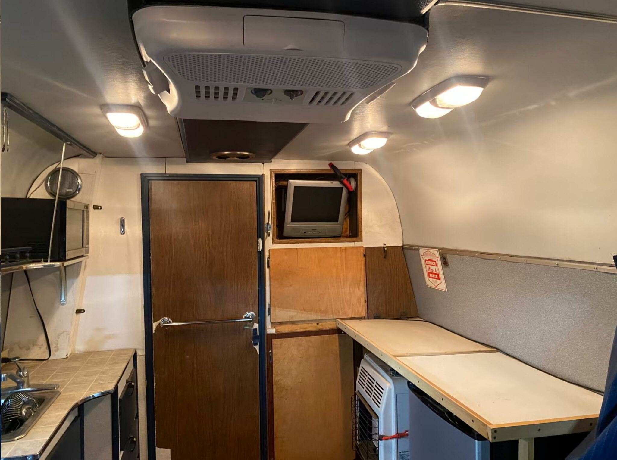 This 1-Of-12 Dodge Starcraft Motorhome Is As Rare As It Is Cute | Carscoops