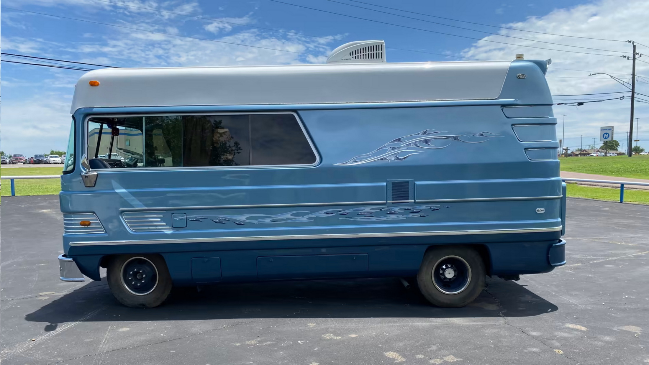 This 1-Of-12 Dodge Starcraft Motorhome Is As Rare As It Is Cute | Carscoops