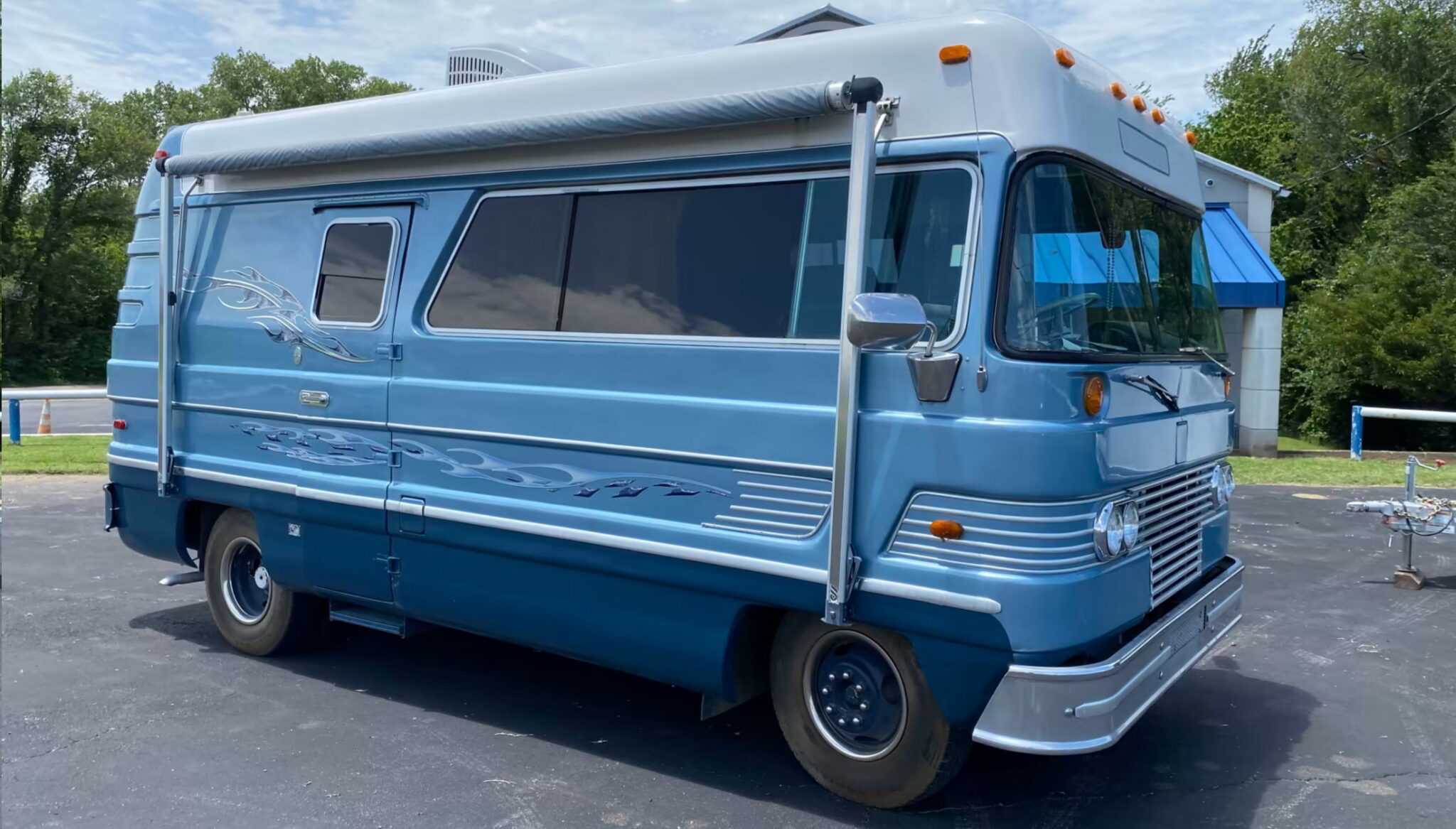 This 1-Of-12 Dodge Starcraft Motorhome Is As Rare As It Is Cute | Carscoops