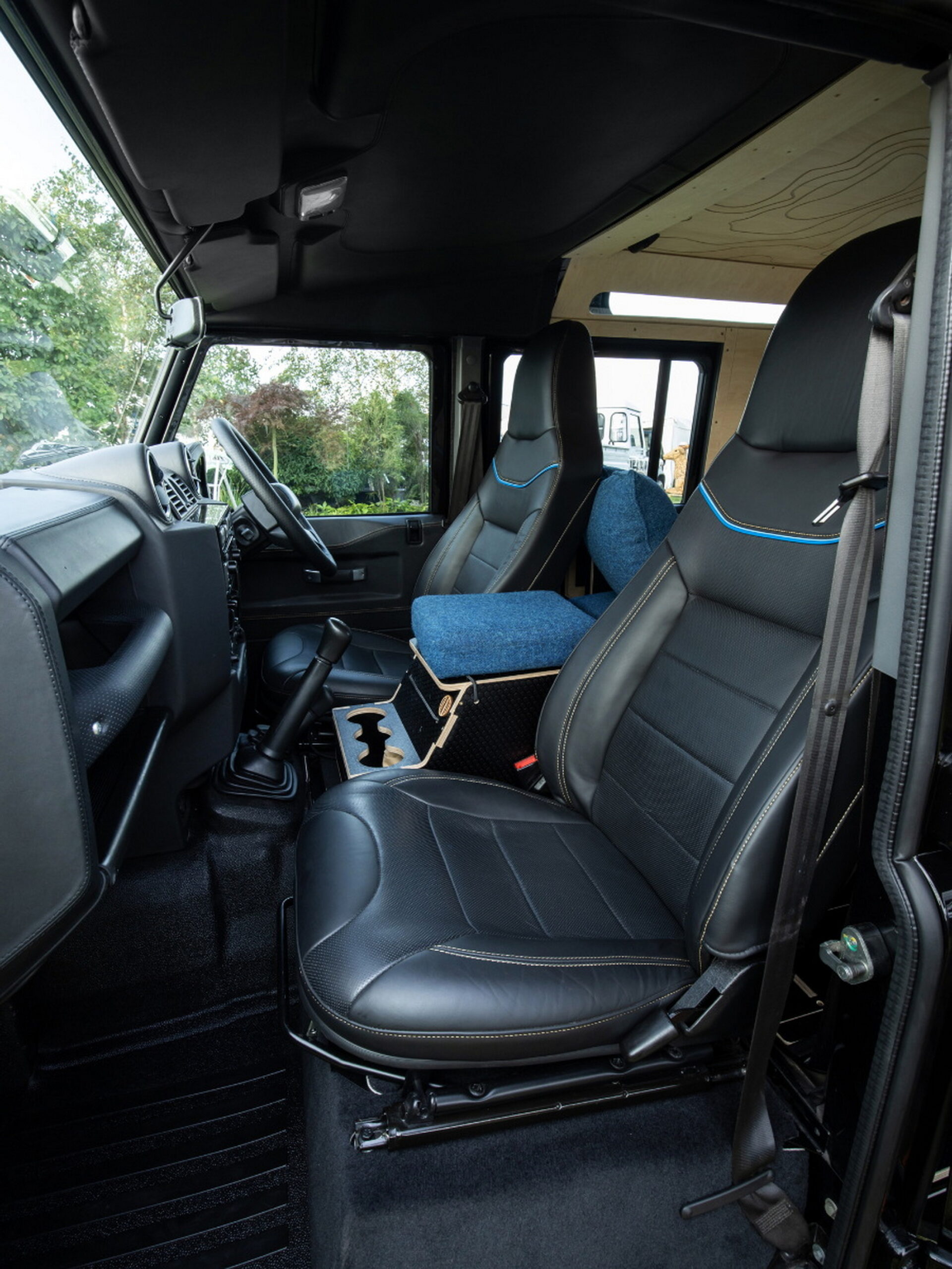 Land Rover Refuses To Let Go Of Old Defender, Keeps It Alive With New ...