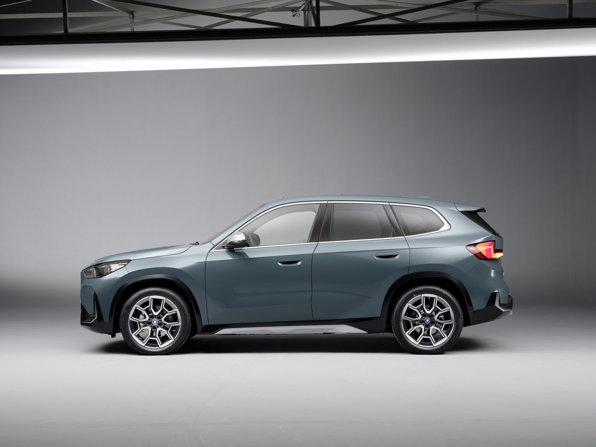 BMW iX1 eDrive20 Is An Entry-Level FWD EV With Up To 295 Miles Of Range ...