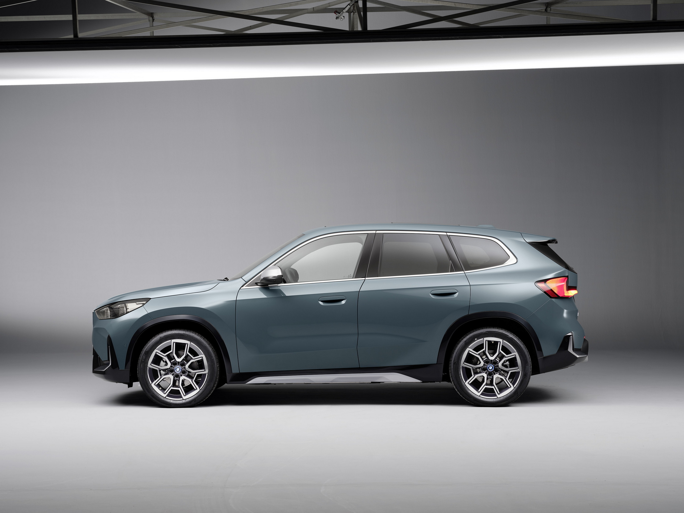 BMW iX1 eDrive20 Is An Entry-Level FWD EV With Up To 295 Miles Of Range ...