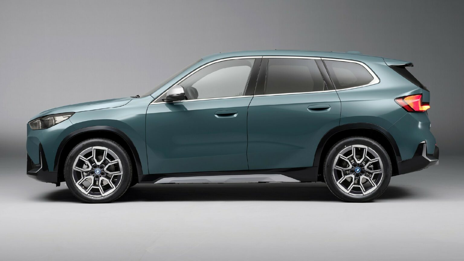 BMW iX1 eDrive20 Is An Entry-Level FWD EV With Up To 295 Miles Of Range ...