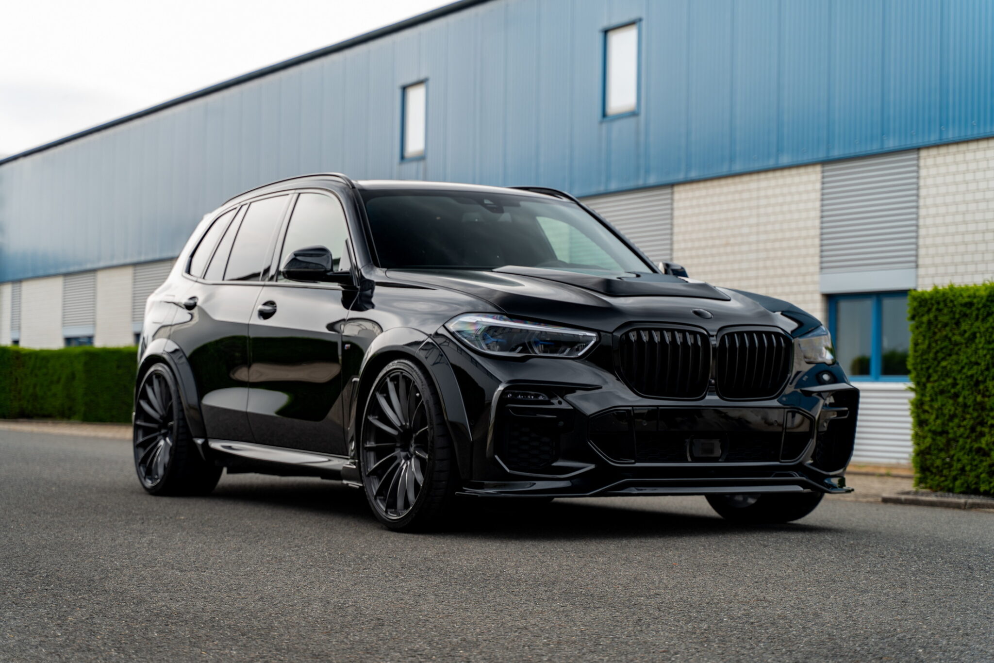 Pre-Facelifted BMW X5 PHEV Gets Sinister Looks With Wide Bodykit And 23 ...
