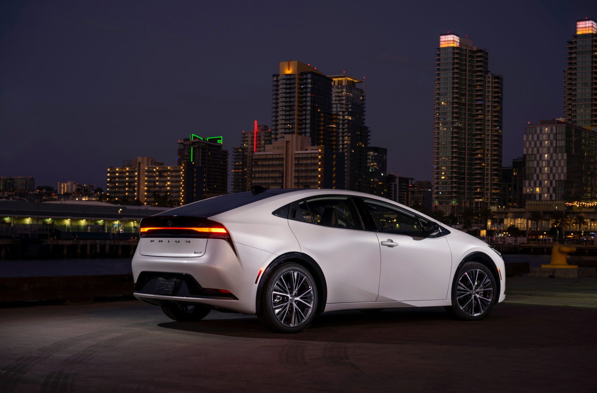 Toyota Prius Breaks World Fuel Economy Record With 93.2 MPG On 3,200 ...