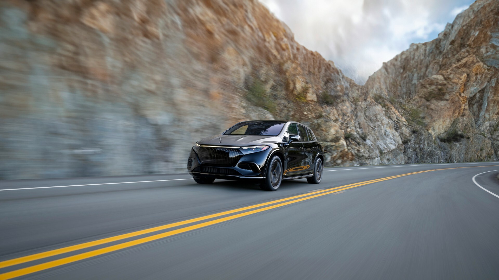 Mercedes-Maybach EQS SUV Is A $180k Ultra-Luxury EV With A Rear Tablet ...