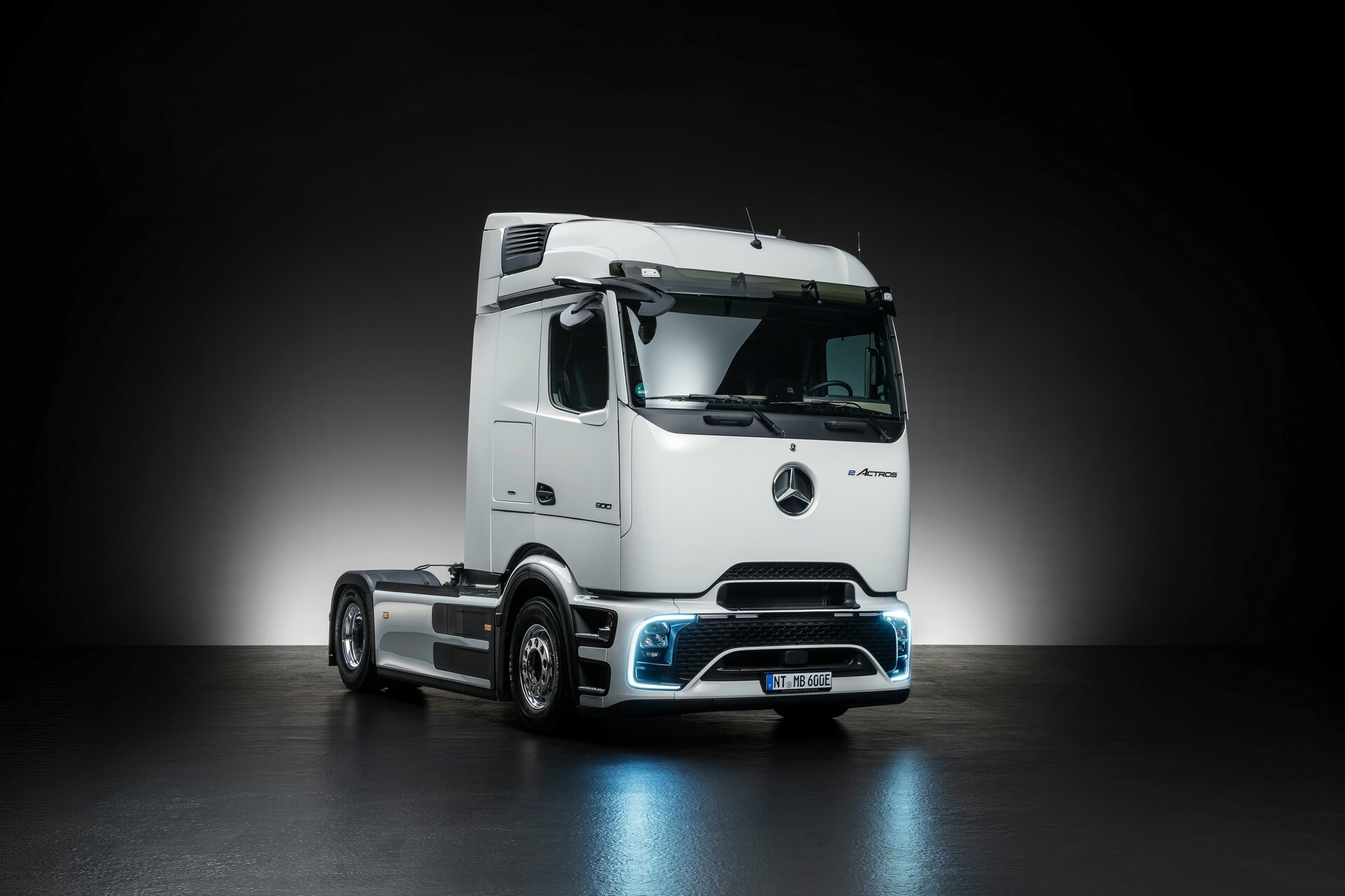 Mercedes Takes On Tesla Semi With New eActros 600 EV Offering 311 Miles ...