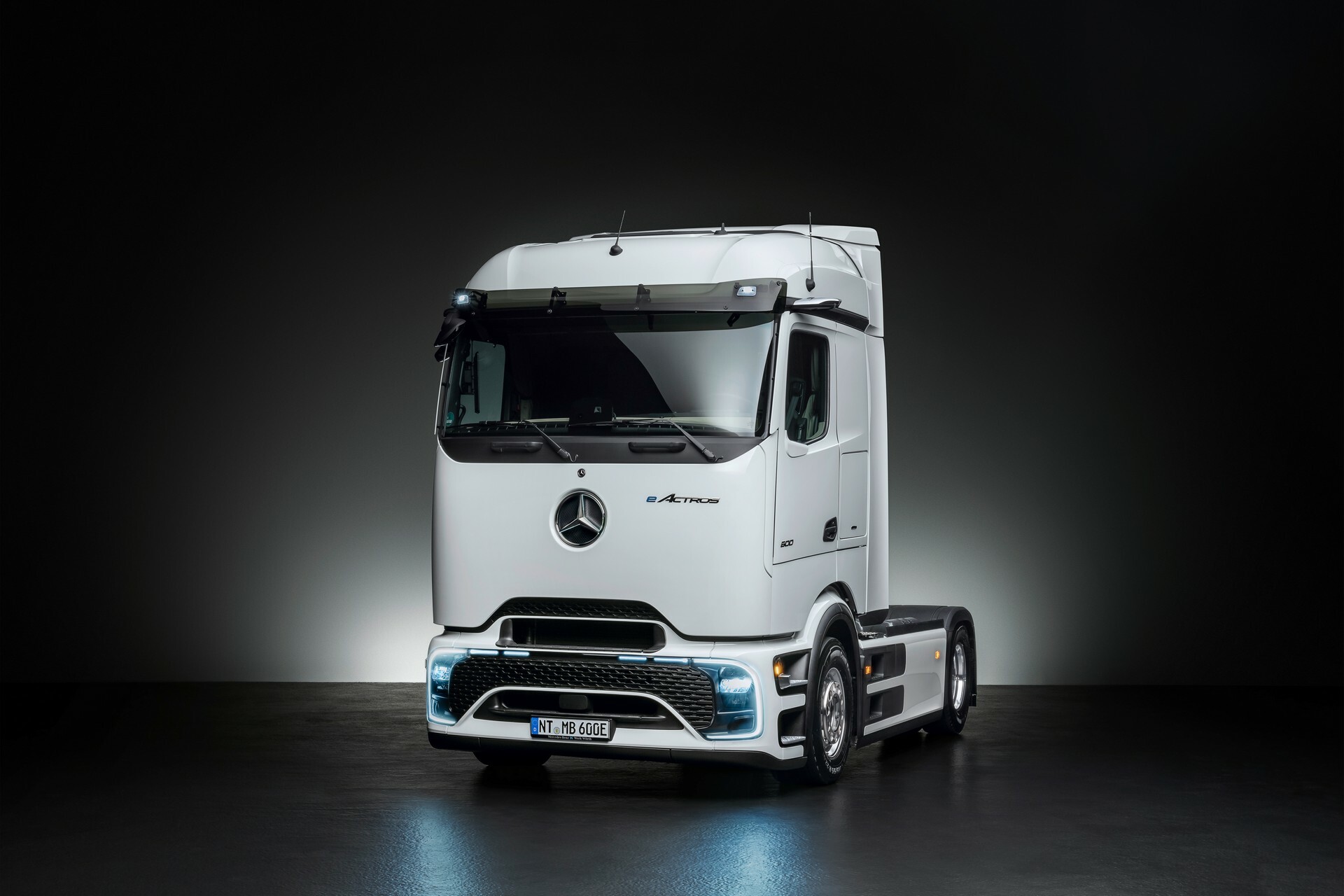 Mercedes Takes On Tesla Semi With New eActros 600 EV Offering 311 Miles ...