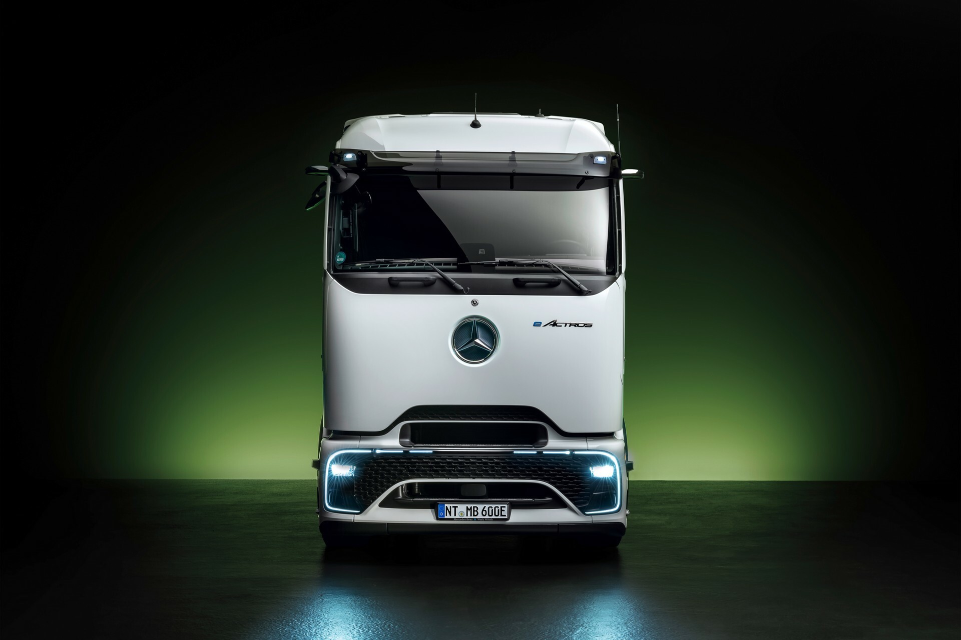 Mercedes Takes On Tesla Semi With New eActros 600 EV Offering 311 Miles ...