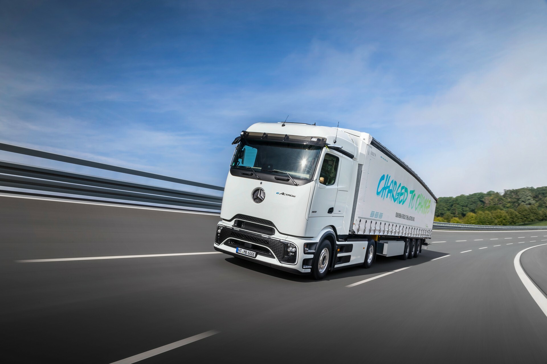 Mercedes Takes On Tesla Semi With New eActros 600 EV Offering 311 Miles ...