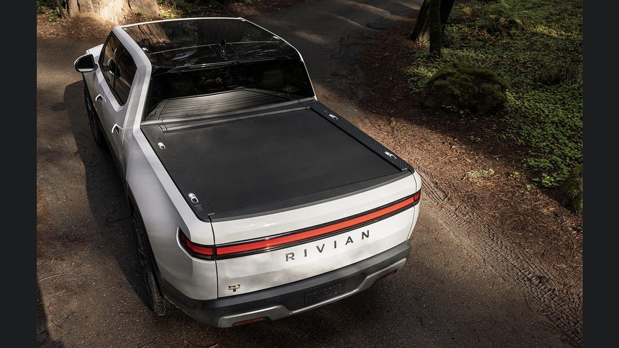 Rivian Clears New Power Tonneau Cover For R1T | Carscoops