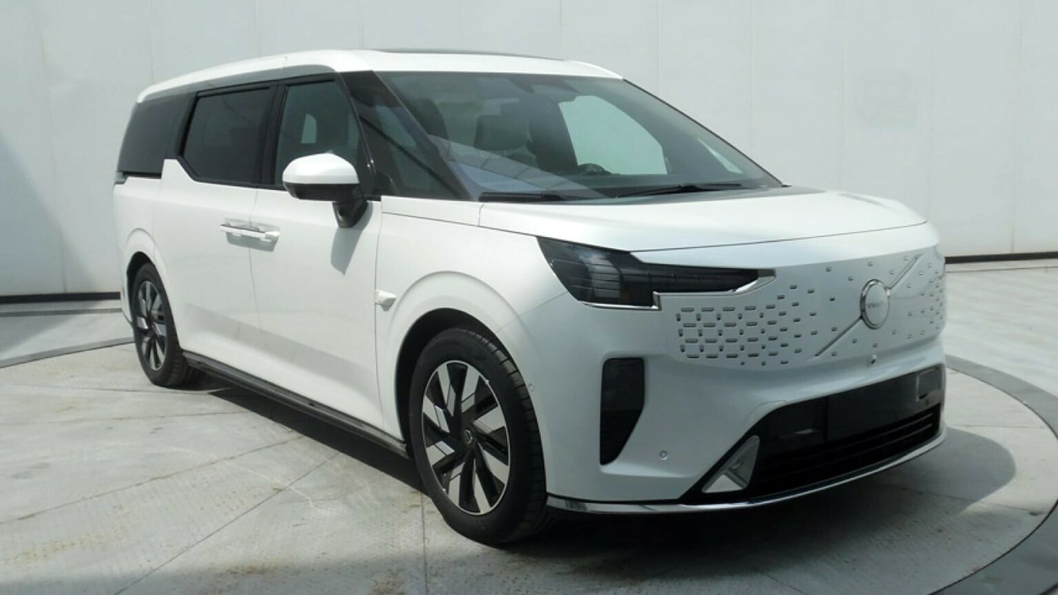 Volvo EM90 Electric Minivan Makes Early Appearance In China | Carscoops