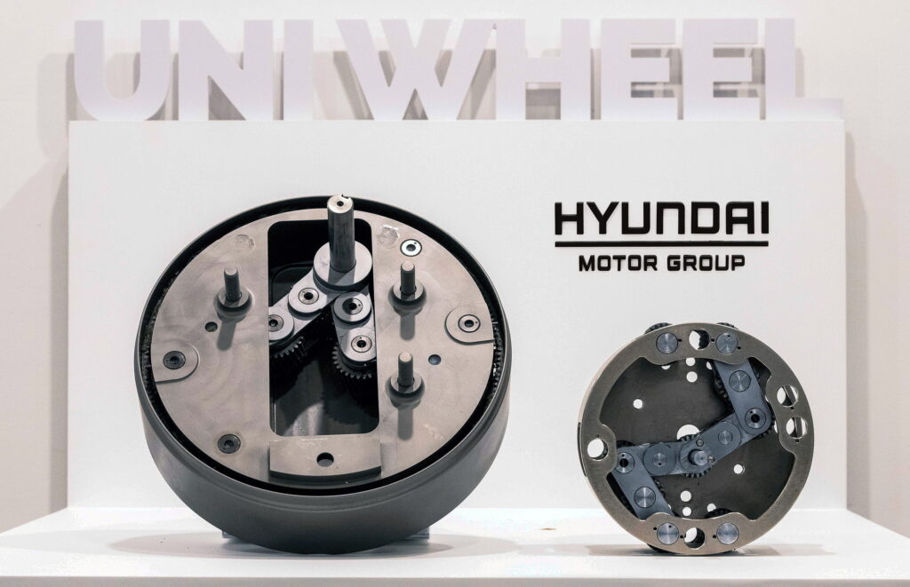 Hyundai’s New Uni Wheel System Shrinks EV Motors By Integrating Drive ...